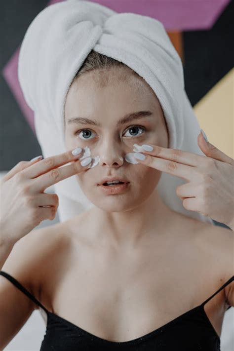 매력적인 미소 짓는 미용사 뷰티 루틴 소녀 수건 씻은 머리카락 아름다운 아름다움 여성 위생 입 벌린 자연미 젊은 여성 준비중 인 초상화 크림