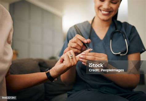 의사 당뇨병 또는 노인 여성의 줌은 혈당 측정기로 혈액 검사 설탕 또는 의료 검사로 손을 잡습니다 건강 관리 건강 간호사 또는