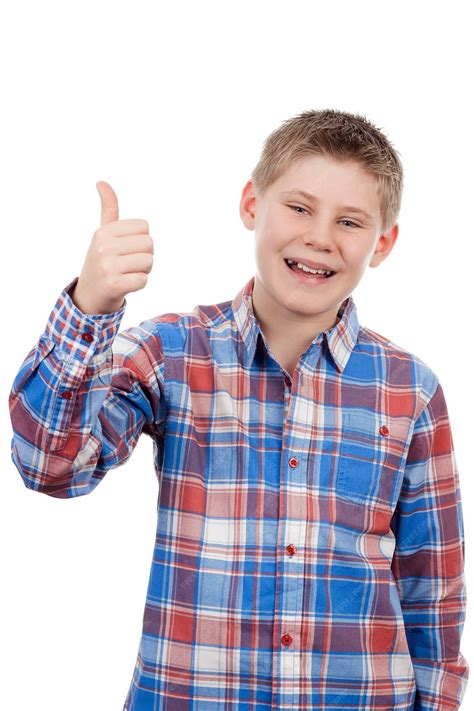 Милый мальчик с большим пальцем вверх изолирован на белом пространстве Бесплатно Фото
