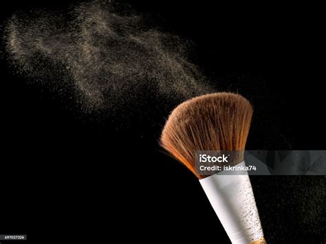 검은 배경에 화장품 메이크업 브러쉬 플래시 폭발 스플래시 파우더 섀도 홍당무 개념에 대한 스톡 사진 및 기타 이미지 개념