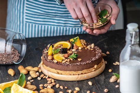 과자는 견과류와 오렌지와 민트 잎으로 초콜릿 케이크를 장식 합니다 채식주의자를 위한 건강 한 생 디저트 개념에 대한 스톡 사진 및 기타 이미지 Istock