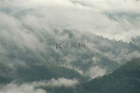 清晨青山上的薄雾高清摄影大图 千库网