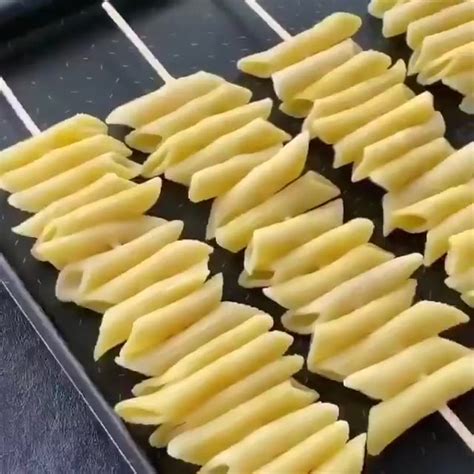 طرز تهیه ماکارونی با سیخ چوبی و پنیر پیتزا