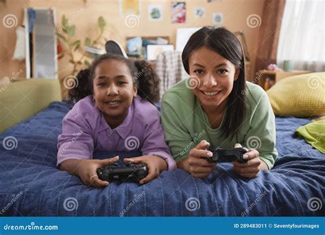 Feliz Madre E Hija Jugando Videojuegos En La Cama En Casa Imagen De Archivo Imagen De Mujer
