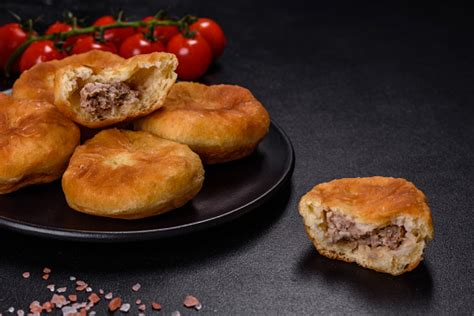 양배추와 소금에 절인 양배추를 접시에 넣은 전통적인 수제 파이 가득 찬에 대한 스톡 사진 및 기타 이미지 가득 찬 갈색