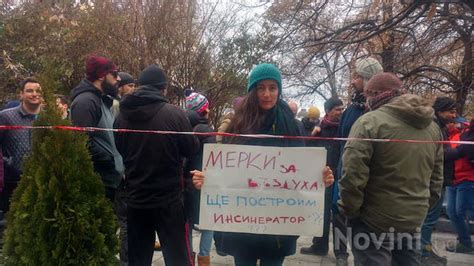 Протестиращи пред Столична община искат по чист въздух в София видео снимки Новини бг