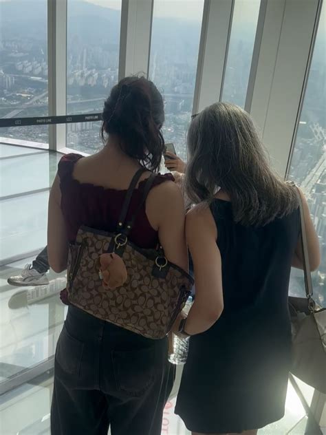 에바포피엘 👬아들둘맘 ️미수다에바🥰 오늘은 어쩌다 미수다 친구들 많이 만나는날이였오요 몇년 지나도 만나면 기분이 좋아지는 비타민같은 사람들 크리스티나