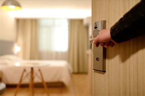 新闻热搜女子晚上住酒店密码锁被陌生人解开 店家：怀疑她敲诈 扬升车网