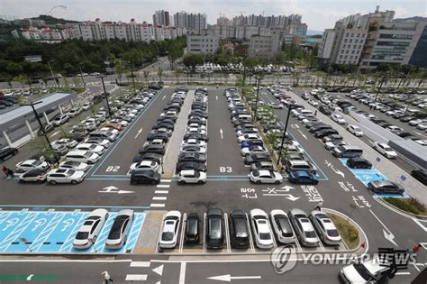 가득 찬 현대 아웃렛 지상 주차장 연합뉴스
