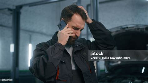 화가 난 절망적인 남자 백인 남성 엔지니어 자동차 트럭 정비사 수리공 자동차 서비스 직원 자동차 고장 문제 설명 휴대 전화