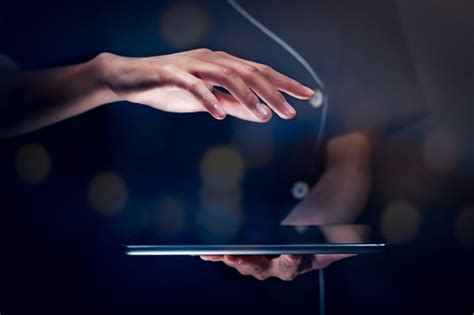 광고 또는 로고 아이콘을 가지고 비즈니스 우먼 손 상단 현대 기술 개념을 보호 디지털 태블릿을 들고 만짐에 대한 스톡 사진 및 기타 이미지 Istock