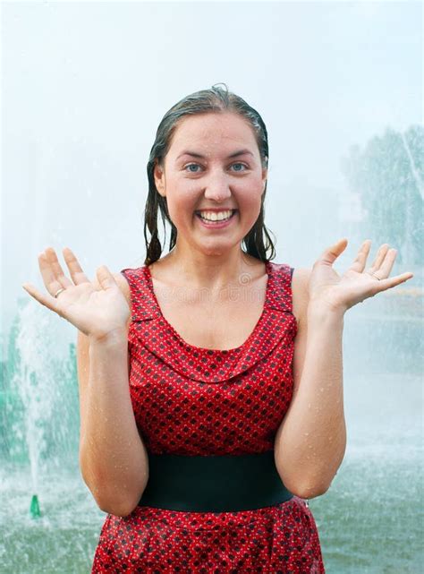 Menina De Riso Na Roupa Molhada Imagem De Stock Imagem De Chuva Azul
