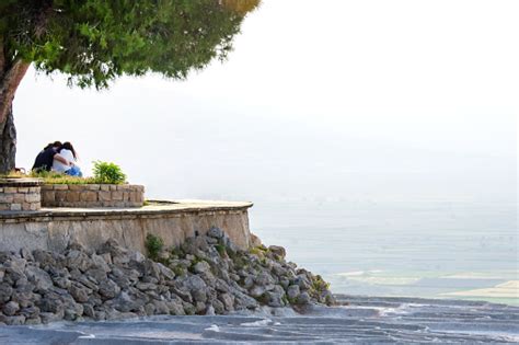 터키 파묵칼레의 석회화를 배경으로 한 남자와 여자가 나무 근처에 앉아 있다 지질학 및 광물 암석 0명에 대한 스톡 사진 및 기타