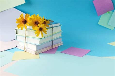 파스텔 색상의 메모지 배경에 신선한 카모마일 꽃의 책갈피가있는 책 더미 0명에 대한 스톡 사진 및 기타 이미지 0명 개념 공부 Istock