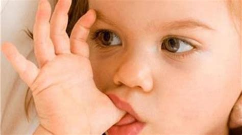7 طرق تساعد الطفل على التخلي عن مص إصبع الإبهام الموجز