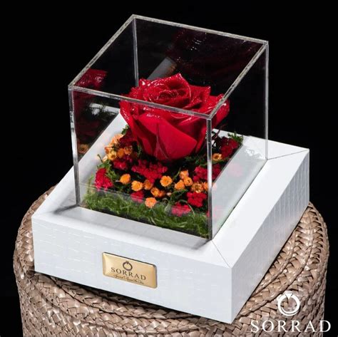 باکس چرمی سفید گل رز قرمز کهکشانی فروشگاه سراد