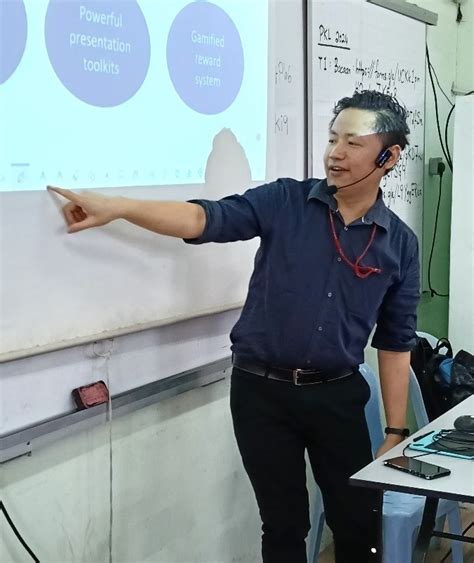 Mr Chong Explaining The Features Of ClassPoint