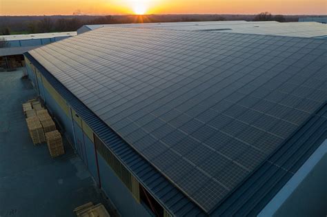 녹색 생태 전기를 생산하기 위해 산업 건물 지붕에 장착 된 푸른 태양광 태양 전지 판넬의 공중 보기 지속 가능한 에너지 개념의 생산 태양전지판에 대한 스톡 사진 및 기타