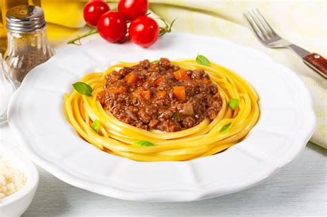 파스타와 소스 볼로냐 파 르 마 치즈 토마토의 향미료와 바 질입니다 에 백색 격판덮개 배경은 흰색 이다 이탈리아 음식입니다 가로 샷입니다 0명에 대한 스톡 사진 및 기타