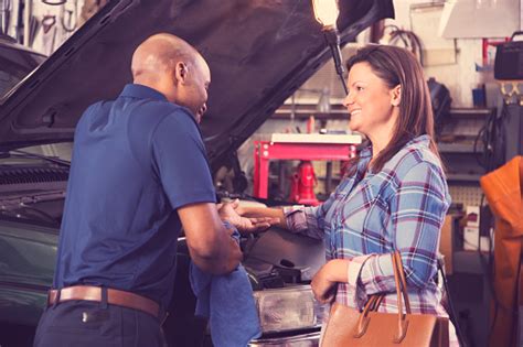 정비공 차량 수리 자동차 수리가 게에서 고객에 게 설명 합니다 차에 대한 스톡 사진 및 기타 이미지 차 2명 고객 Istock