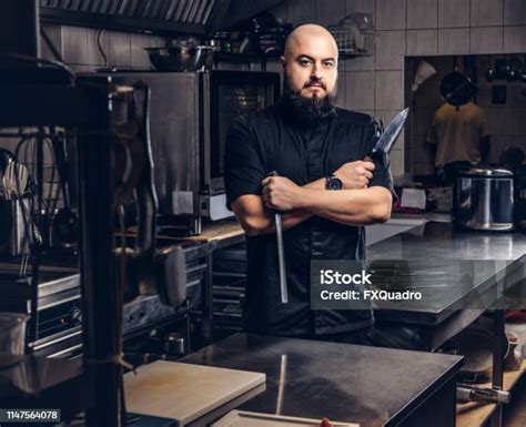 검은 유니폼에 수염 요리사 칼을 잡고 부엌에서 교차 팔에 서 있다 강철에 대한 스톡 사진 및 기타 이미지 강철 고급 요리 날 Istock