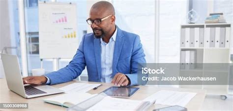 흑인 남성 비즈니스 및 노트북은 사무실 책상에서 기업 계획 전략 또는 커뮤니케이션을 위한 것입니다 회사 통계 마케팅 또는 일정 작업을 위해 컴퓨터 작업을 하는 아프리카계