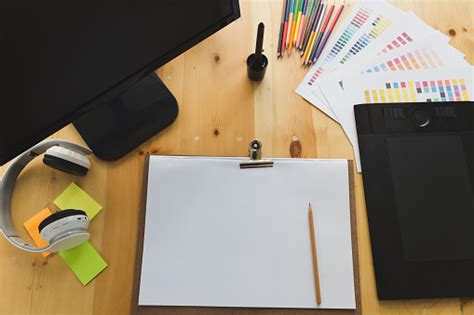 직장디지털 태블릿 컴퓨터 화면에서 그래픽 디자이너의 책상 색상 견본 카탈로그 샘플 선택 합니다 창의력 편집기 아이디어 개념 Cmyk에 대한 스톡 사진 및 기타 이미지