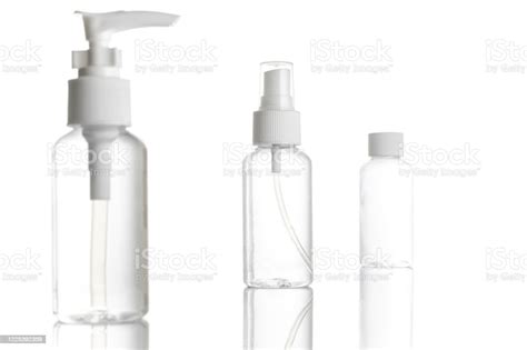 비누 샴푸와 미네랄 화장품을위한 빈 병 소독제 젤 또는 흰색으로 분리 된 물용 투명 플라스틱 캡 스프레이 펌프 투명 한 배경 가득 찬에 대한 스톡 사진 및 기타 이미지