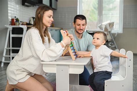 아버지와 어머니는 아기에게 아바쿠스에 의지하라고 가르칩니다 아이는 수학을 배우고있다 18 23 개월에 대한 스톡 사진 및 기타 이미지 18 23 개월 3 명 30