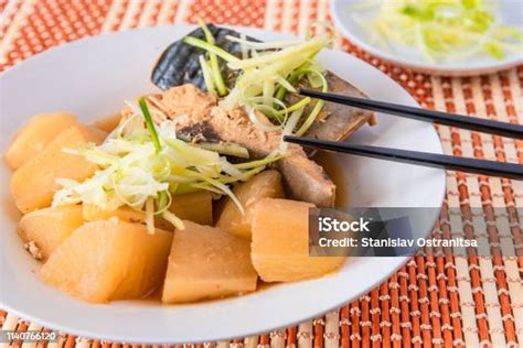 대나무 접시에 무 우와 함께 국물을 끓인 스튜가 가까이일본과 중국의 생선 요리 Nimono에 대한 스톡 사진 및 기타 이미지 Nimono 가정 주방 가정의 방