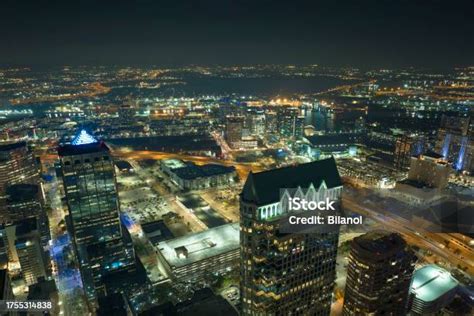 미국 플로리다주 탬파 시내 도심의 밤 도시 풍경 현대 미국 메가폴리스에 밝게 빛나는 높은 고층 빌딩이 있는 스카이라인 0명에 대한 스톡 사진 및 기타 이미지 Istock