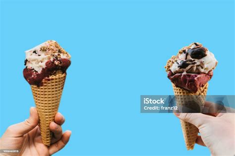 사람들은 파란 배경에 지주 아이스크림 최소한의 스타일에서 창조적인 아이디어입니다 휴가의 개념입니다 중간에 텍스트를 위한 공간이입니다 손에 대한 스톡 사진 및 기타 이미지