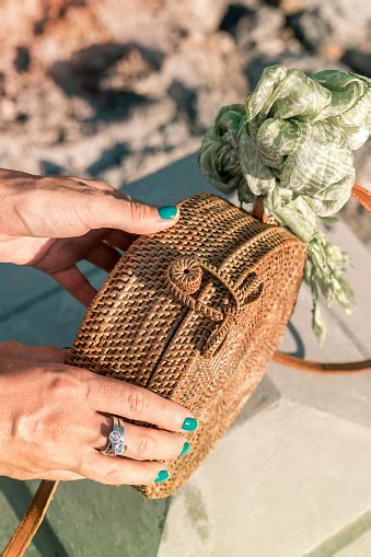 밖에 서 유행 세련 된 등나무 가방 실크 스카프와 여자 핸드 발리 인도네시아의 열 대 섬입니다 등나무 핸드백 및 실크 스카프 가방에 대한 스톡 사진 및 기타 이미지 Istock