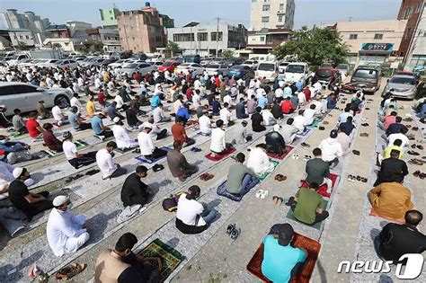 이슬람 라마단 종료 거리두기 지키는 예배