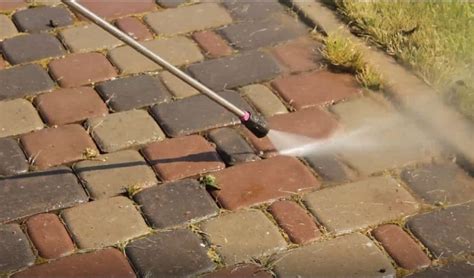 Как избавиться от травы между тротуарной плиткой?