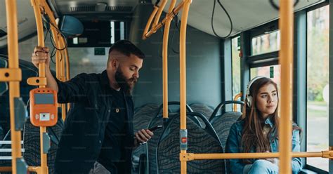 도시에서 낮 동안 버스를 타면서 스마트 폰을 사용하는 젊은 아름다운 승객 사진 Unsplash의 앉아 이미지