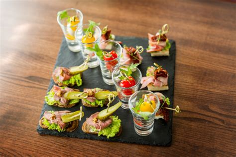 중간 희귀 육즙이 많은 쇠고기 스테이크 구운 송아지 안심 컨셉 레스토랑 메뉴 고추 감자 호박을 곁들인 송아지 음식에 대한 스톡 사진 및 기타 이미지 Istock