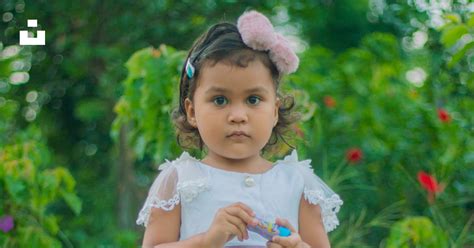 하얀 드레스와 파란 신발을 신은 어린 소녀 사진 Unsplash의 무료 꽃 이미지