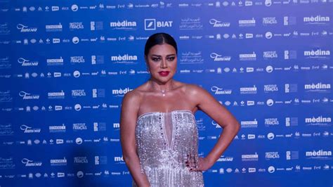 رانيا يوسف عارية في مسبح بلبنان وتستعرض صدرها بجرأة شاهد