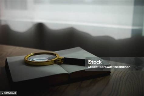 성경과 돋보기는 신에게 기도한 후 나무 탁자 위에 놓여 있으며 기독교 종교 의식과 신의 가르침에 대한 믿음이 있습니다 성경의 가르침으로 하느님께 기도하기 위한 아이디어