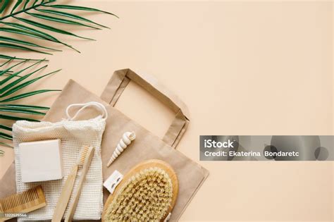 친환경 욕실 액세서리 대나무 칫솔 대나무 이어 스틱 유기농 비누 베이지 색 배경에 재사용 가능한 면 가방 책임있는 소비 개념 스파 스킨 케어 공간을 복사합니다 0명에 대한