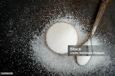 숟가락의 상단보기와 어두운 배경에 흰 설탕으로 날려 버립니다 달콤한 맛 가냘픈에 대한 스톡 사진 및 기타 이미지 가냘픈 검정색 배경 굵은 설탕 Istock