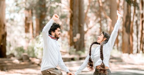 걱정 없는 공중 기쁨 나무 남자 낭만적인 낮 녹지 다이나믹한 단란함 도로 라이프스타일 레저 레크리에이션 모험 미소 짓는 숲 숲 산책 숲길