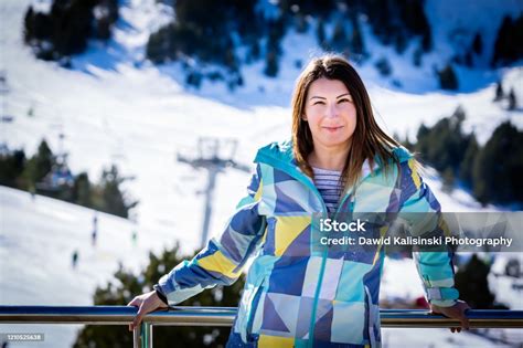 미소 백인 백인 여성의 초상화 스키 슬로프와 스키 리프트를 배경으로 스키어 겨울에 대한 스톡 사진 및 기타 이미지 겨울