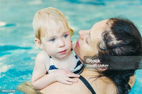 수영장 엄마는 어린 아이에게 수영장에서 수영을 가르칩니다 2 3 살에 대한 스톡 사진 및 기타 이미지 2 3 살 2명