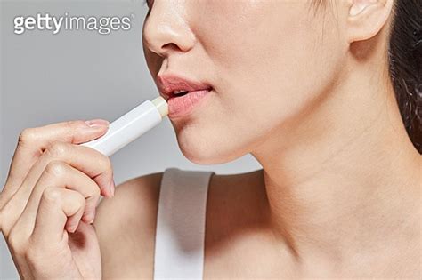 여성 사람피부 주요신체부분 클로즈업 뷰티 얼굴 사람머리 건조 상태 립밤 바르기 이미지 Jv12122428 게티이미지뱅크