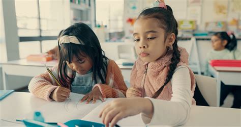 학교 어린이 및 소녀 학생들은 교실에서 노트북을 가지고 교육을 통해 성장과 발달합니다 공부 학습 필기 시험 노트 아이들과 함께 책상에 앉아 문구류와 함께 다민족 그룹에 대한