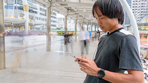 남자는 사람들의 흐림 이동거리 공원에서 스마트 폰을 사용 거리에 대한 스톡 사진 및 기타 이미지 거리 도시 도시 경관 Istock