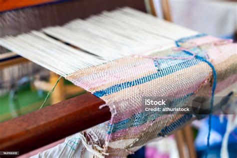 닫기 최대의 화이트 리넨 길 쌈 기계에 태국 전통 리넨 직접 만든 리넨 섬유 직조 베틀 0명에 대한 스톡 사진 및 기타 이미지 0명 고대의 곤충 Istock