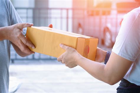 집에서 배달 남자로부터 소포 상자를받는 젊은 여성의 손을 닫습니다 2명에 대한 스톡 사진 및 기타 이미지 2명 가정 생활 고객 Istock